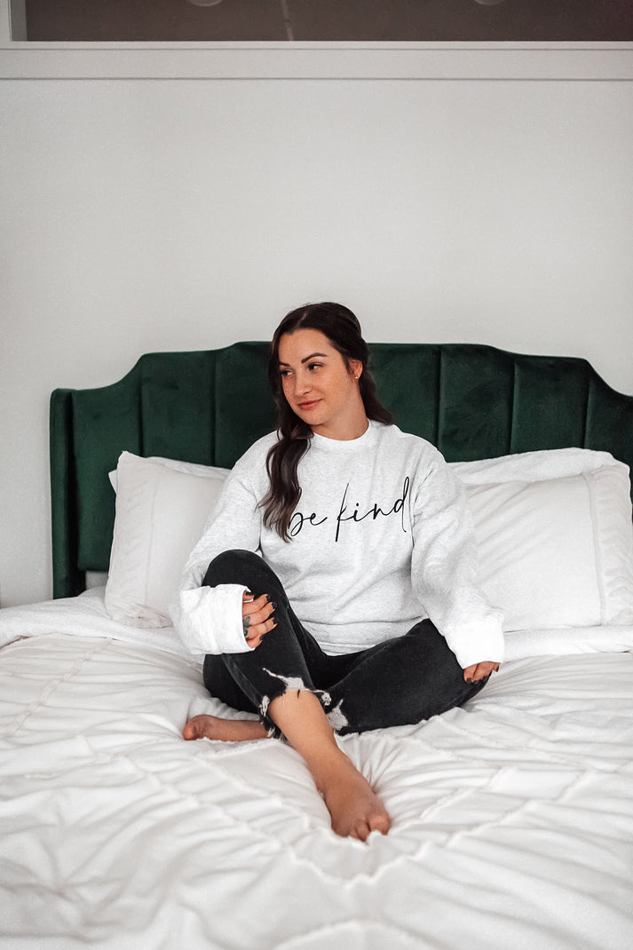 Women’s Graphic Crewneck Sweatshirt / Be Kind Crewneck – OAK + IVY